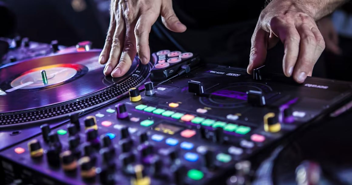 Ex-jogador de basquete criou uma festa em que toca como Dj Drag