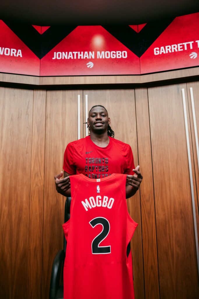 Toronto Raptors fecha acordo com Jonathan Mogbo por três temporadas